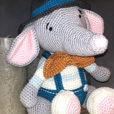 Amigurumi.com - Book creations - Amigurumi Treasures 2 - Doki the elephant