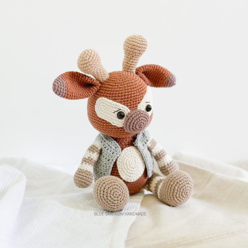 Oakley the Okapi amigurumi pattern - Amigurumi.com