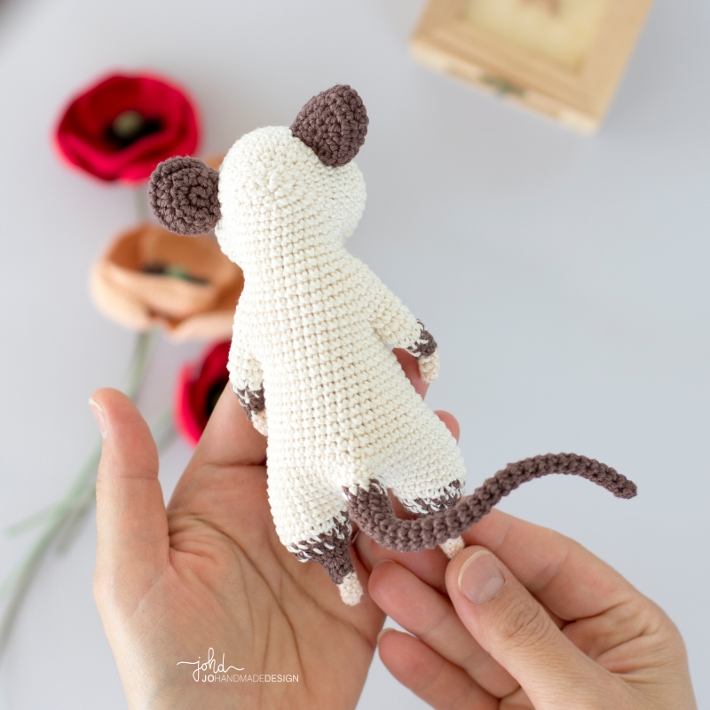 Kiwi the mouse and the Poppy amigurumi pattern - Amigurumi.com