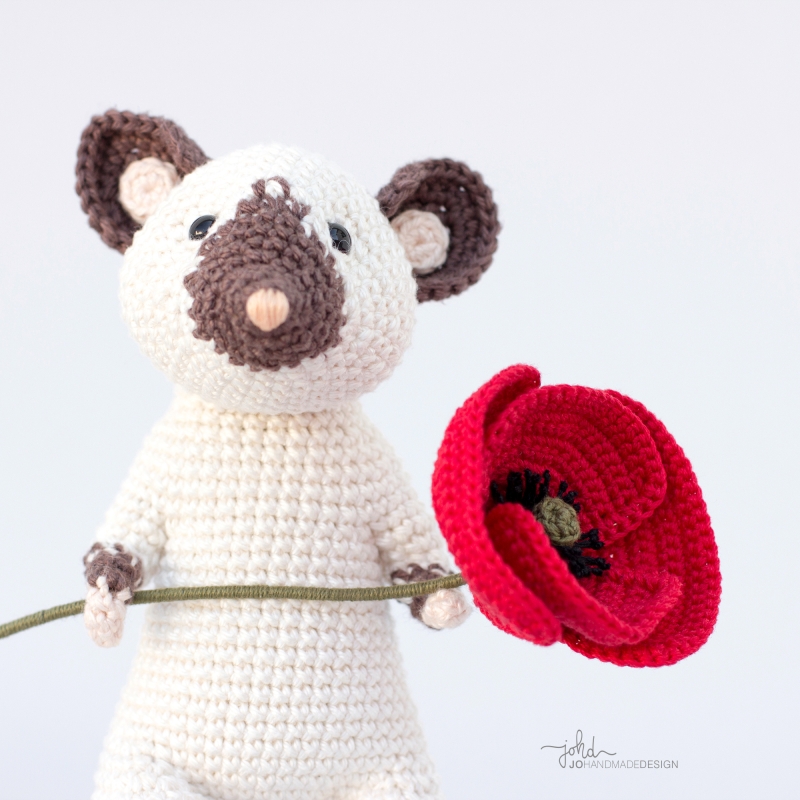 Kiwi the mouse and the Poppy amigurumi pattern - Amigurumi.com