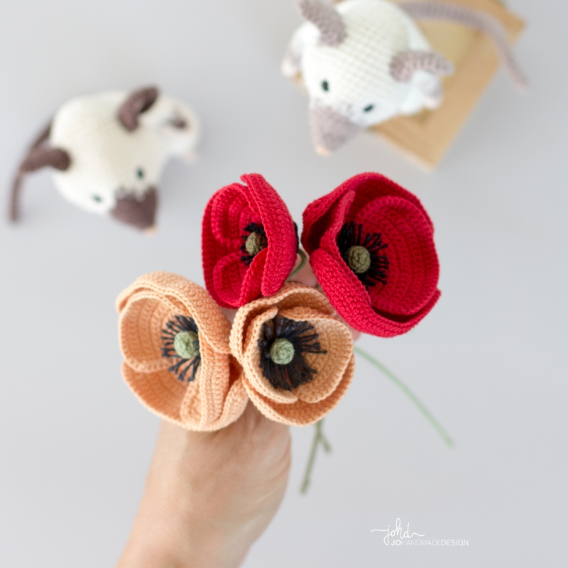 Kiwi the mouse and the Poppy amigurumi pattern - Amigurumi.com