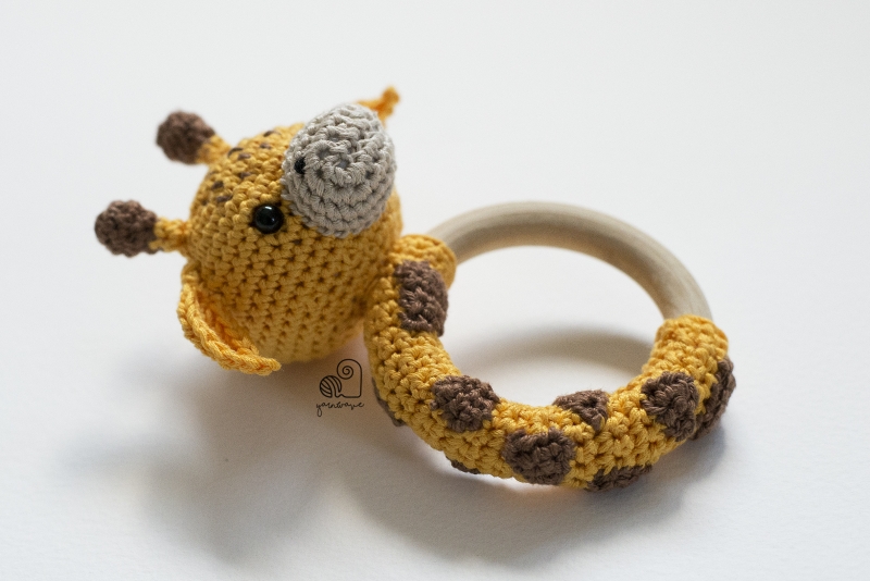 Ginny the Giraffe rattle amigurumi pattern - Amigurumi.com