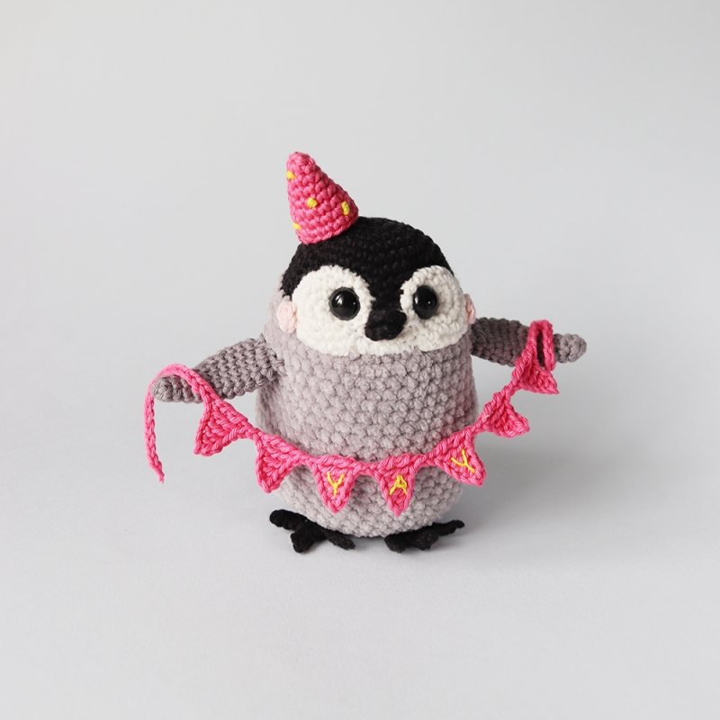 Party Penguin amigurumi pattern - Amigurumi.com
