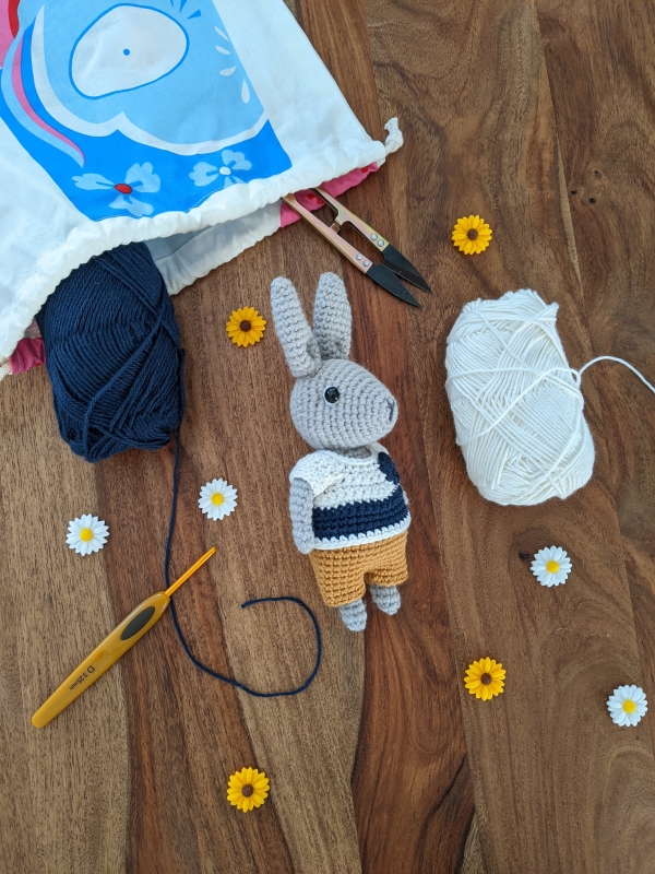 Cute bunny + customizable overalls amigurumi pattern - Amigurumi.com