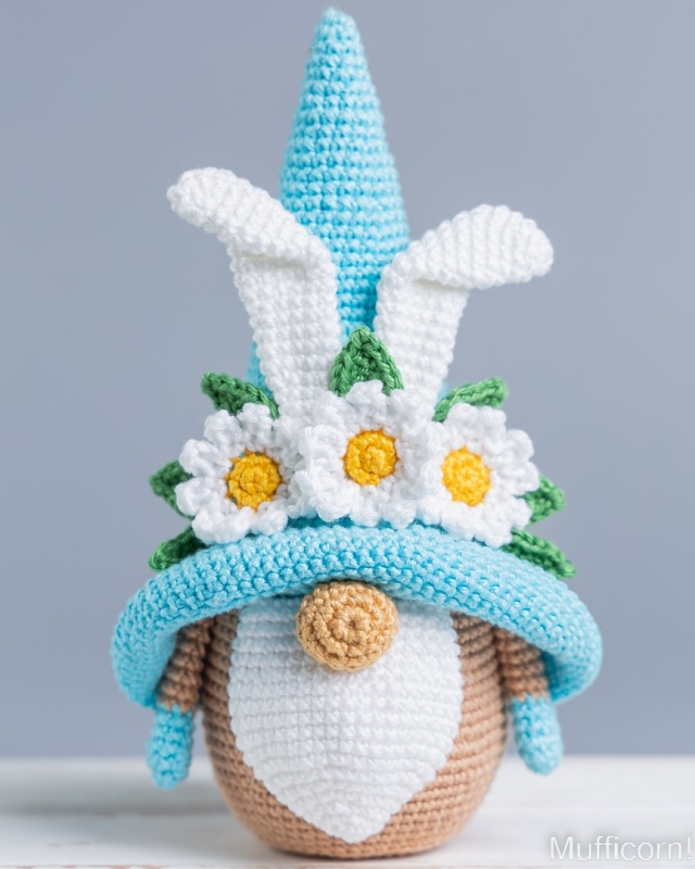 Bunny gnome with daisies amigurumi pattern - Amigurumi.com