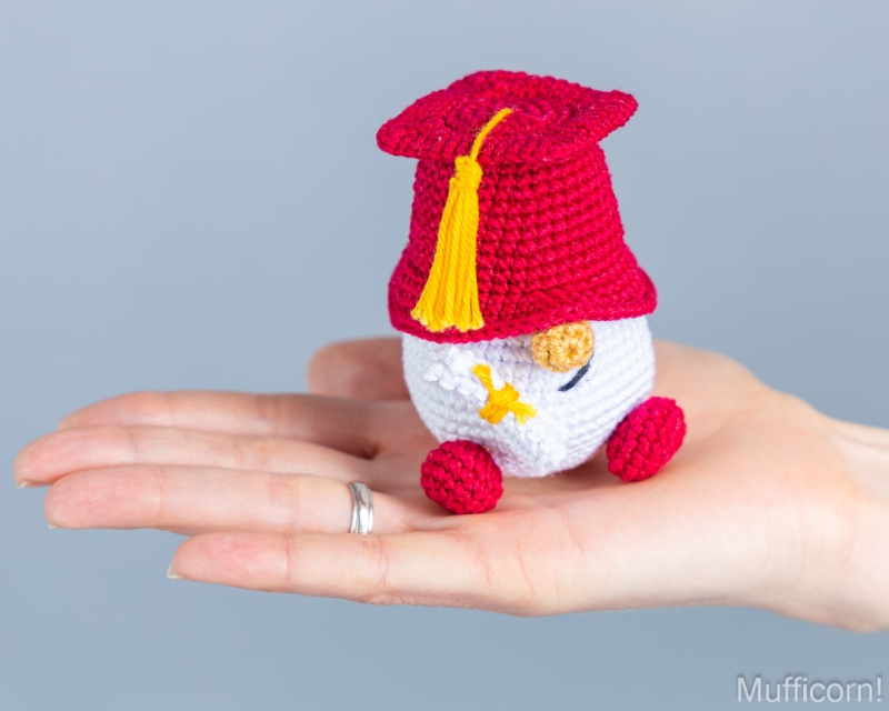 Graduation keychains amigurumi pattern - Amigurumi.com