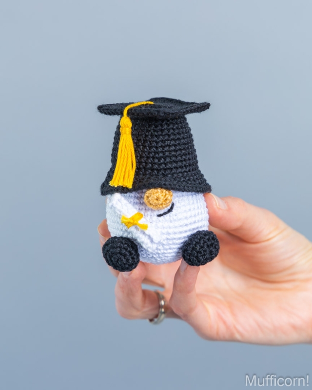 Graduation keychains amigurumi pattern - Amigurumi.com