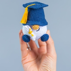 Graduation keychains amigurumi pattern - Amigurumi.com