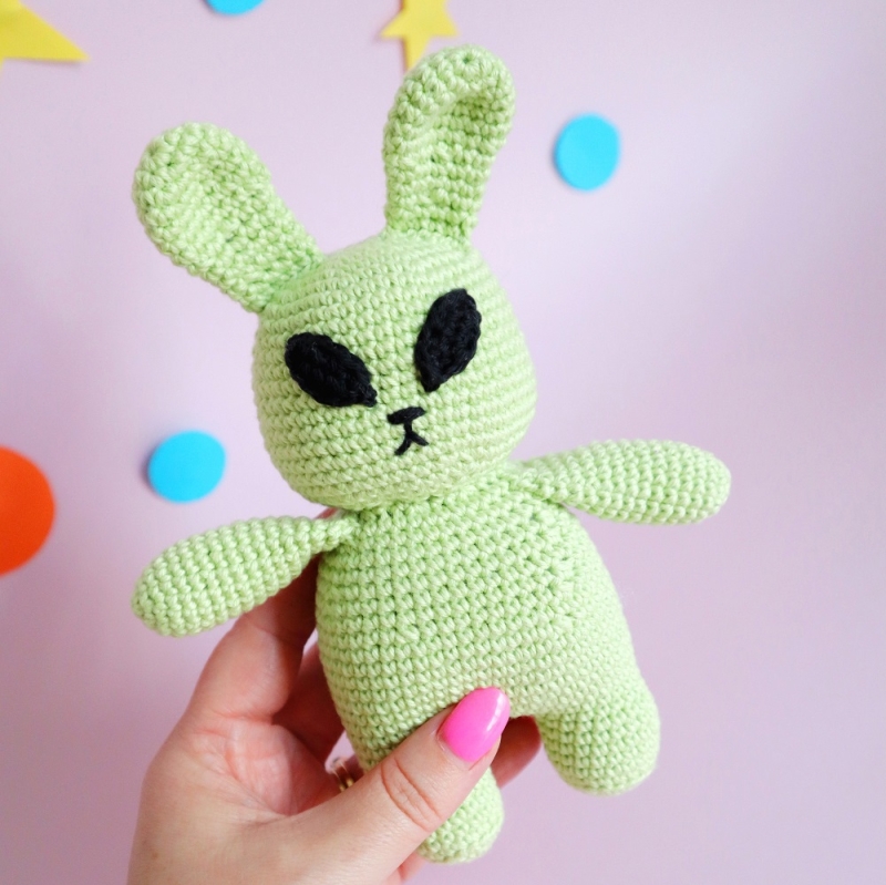 Bowie the Alien Bunny amigurumi pattern - Amigurumi.com