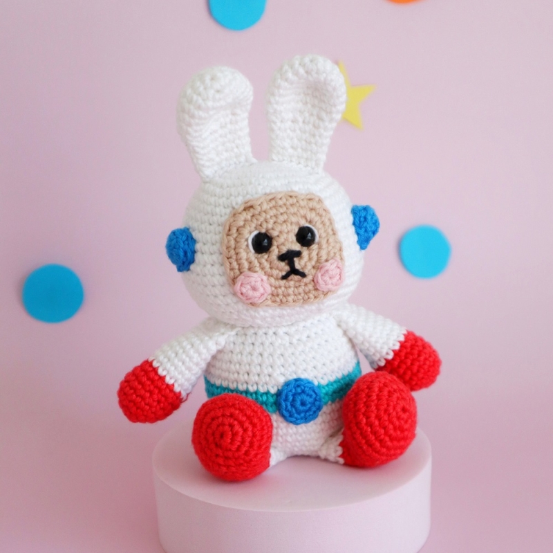 Elroy the Astronaut Bunny amigurumi pattern - Amigurumi.com