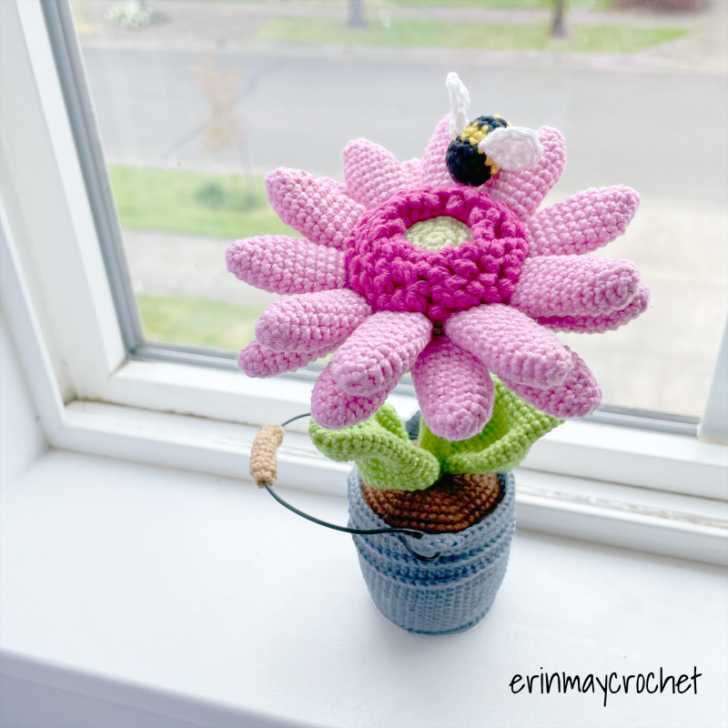 Bumble Blossom Gerber Daisy amigurumi pattern - Amigurumi.com