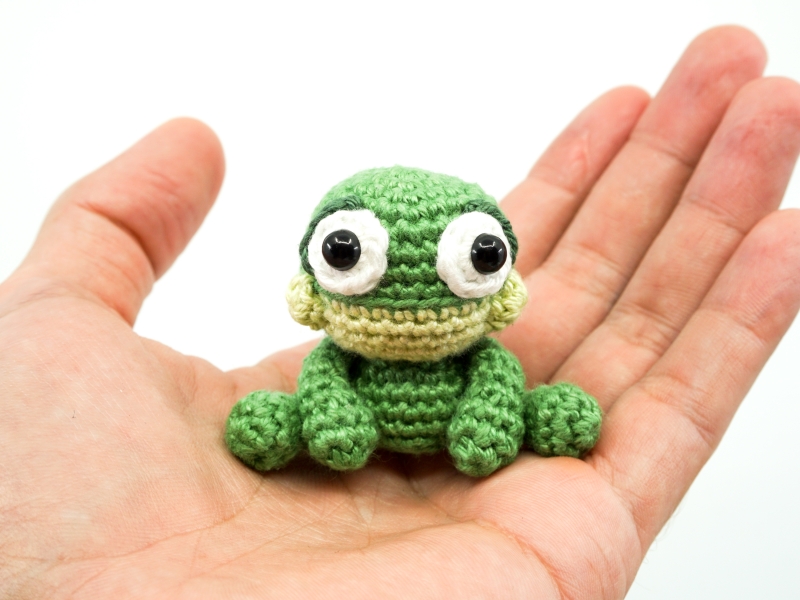 Mini Frog amigurumi pattern - Amigurumi.com