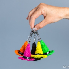 Witch hats keychains amigurumi pattern - Amigurumi.com