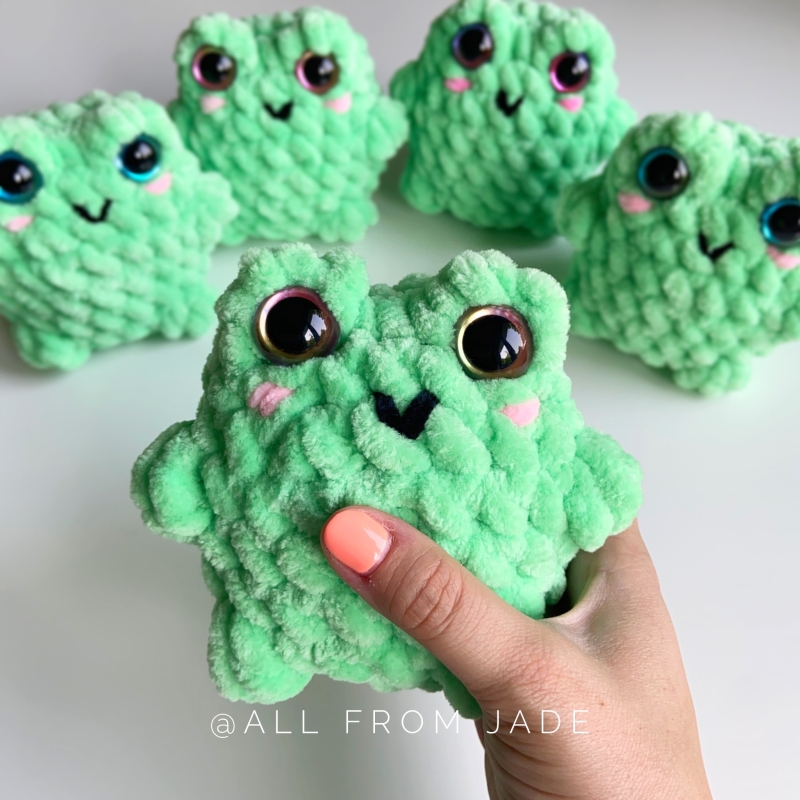 Chubby Frogs - No sew amigurumi pattern - Amigurumi.com
