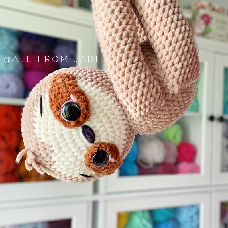 Samantha the Big Sloth amigurumi pattern - Amigurumi.com
