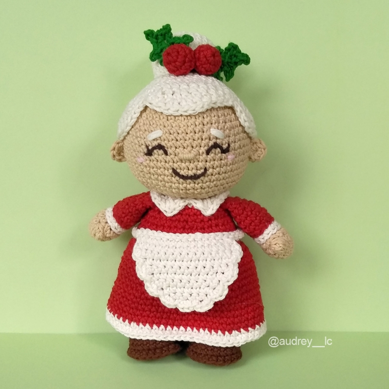 Happy Mrs. Claus amigurumi pattern - Amigurumi.com