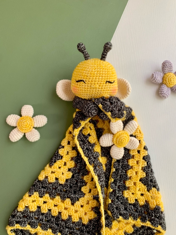 Honey the Bee Lovey and Rattle amigurumi pattern - Amigurumi.com