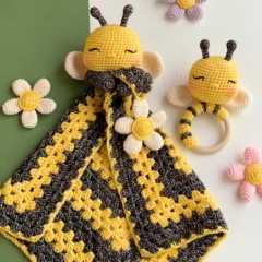 Honey the Bee Lovey and Rattle amigurumi pattern - Amigurumi.com