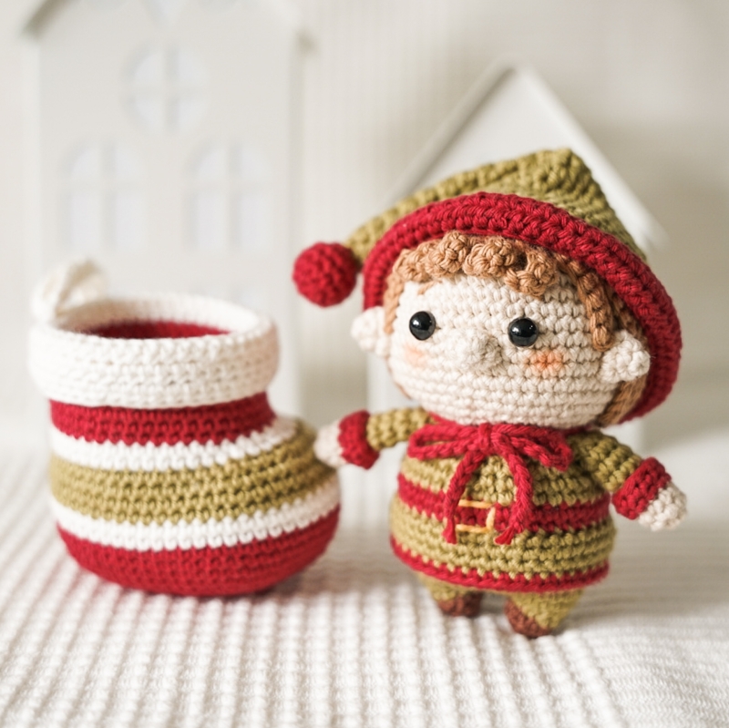 Jingle the Elf amigurumi pattern - Amigurumi.com