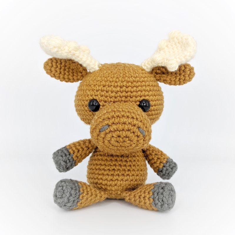 Snuggle Moose amigurumi pattern - Amigurumi.com