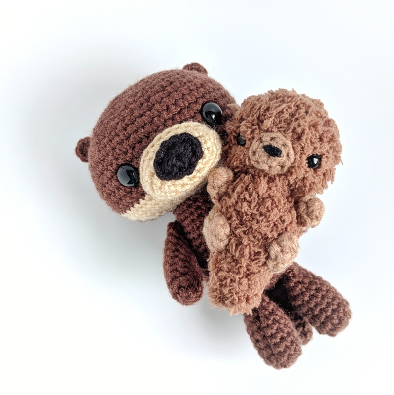 Snuggle Otter Family amigurumi pattern - Amigurumi.com