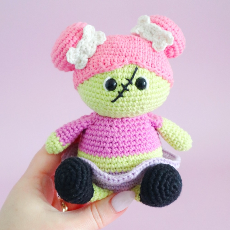 Zombie Girl amigurumi pattern - Amigurumi.com