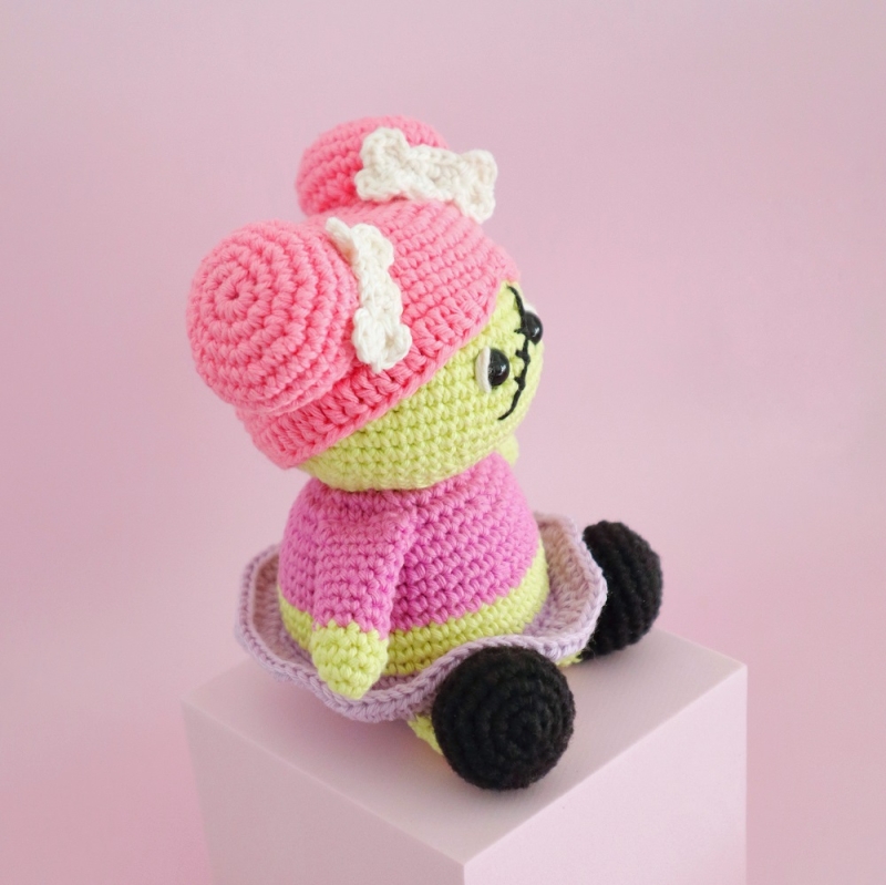 Zombie Girl amigurumi pattern - Amigurumi.com