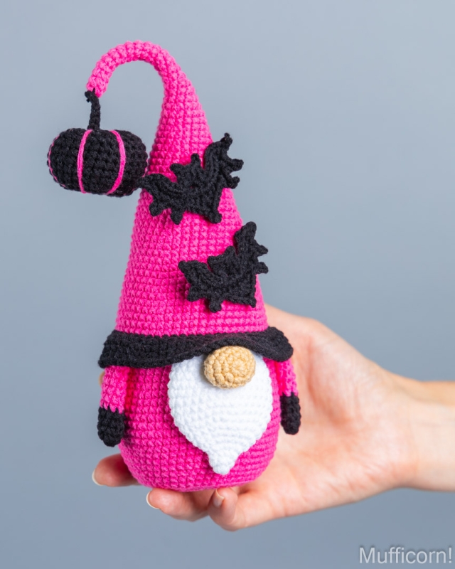 Gnome with Pumpkin and Bat amigurumi pattern - Amigurumi.com