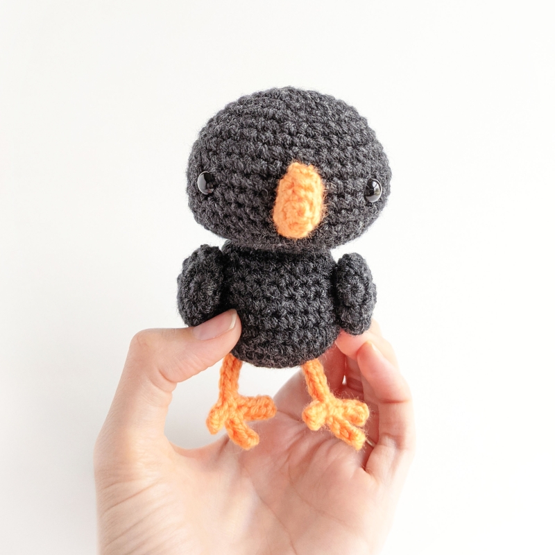 Mini Crow amigurumi pattern - Amigurumi.com