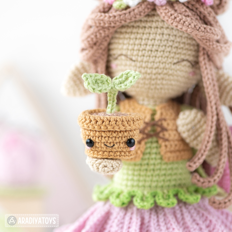 Friendy Luna with Kawaii Sprout amigurumi pattern - Amigurumi.com