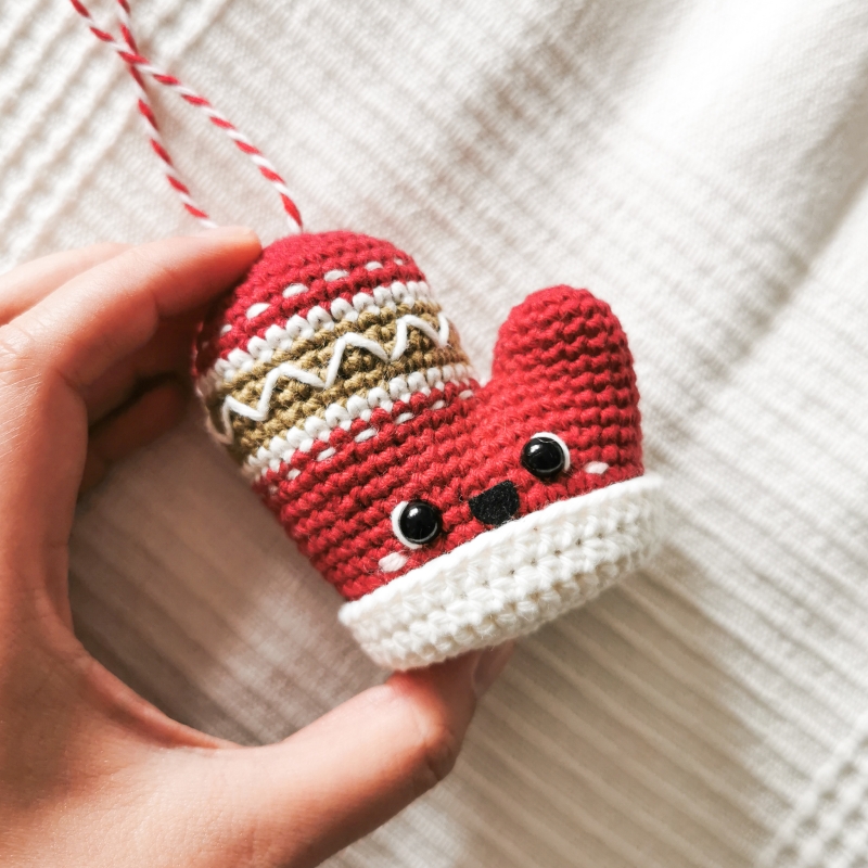 Mitten Bauble amigurumi pattern - Amigurumi.com