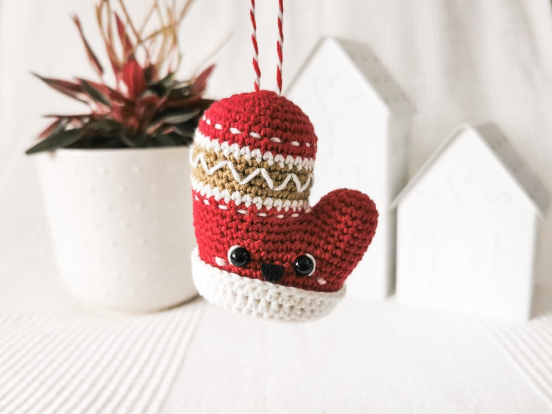 Mitten Bauble amigurumi pattern - Amigurumi.com