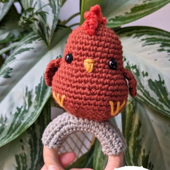 Chicken baby rattle crochet pattern amigurumi pattern - Amigurumi.com