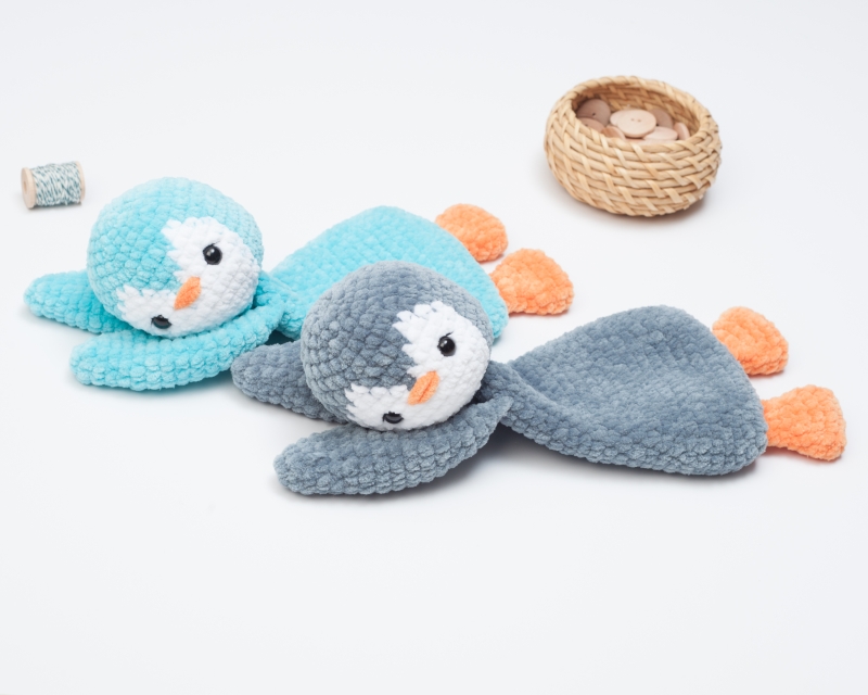 Penguin snuggler, lovey amigurumi pattern - Amigurumi.com