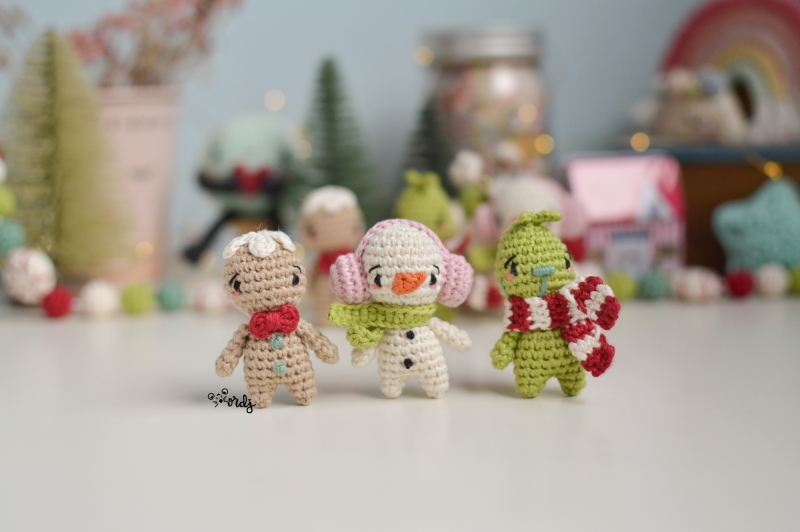 Mini Grinch, snowman & gingerbread amigurumi pattern - Amigurumi.com