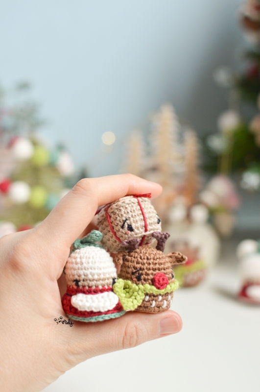 Mini Mrs Claus, Rudolph and gift amigurumi pattern - Amigurumi.com