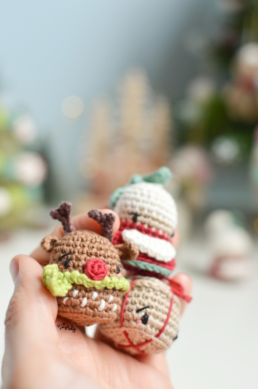 Mini Mrs Claus, Rudolph and gift amigurumi pattern - Amigurumi.com