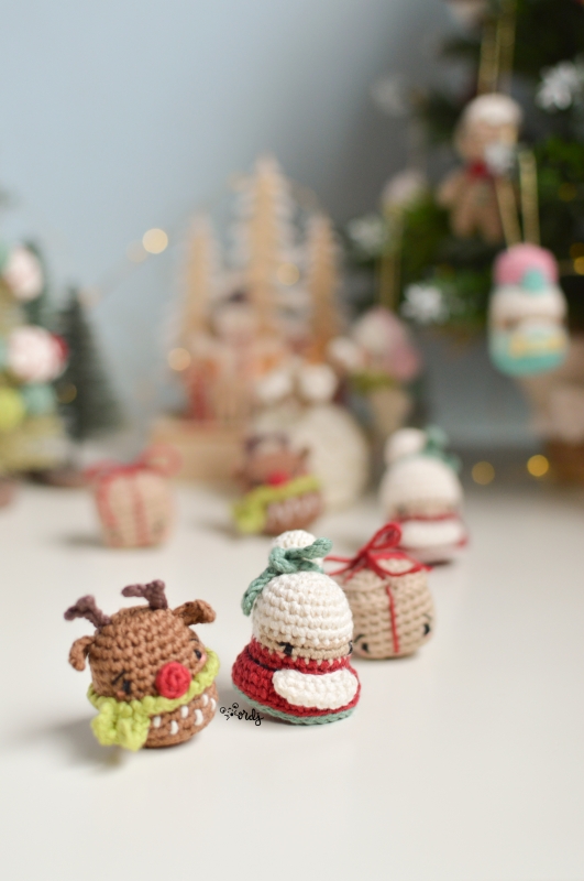 Mini Mrs Claus, Rudolph and gift amigurumi pattern - Amigurumi.com