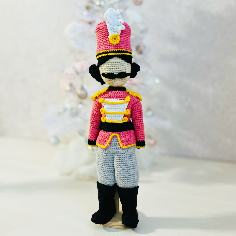Nutcracker outfit amigurumi pattern - Amigurumi.com