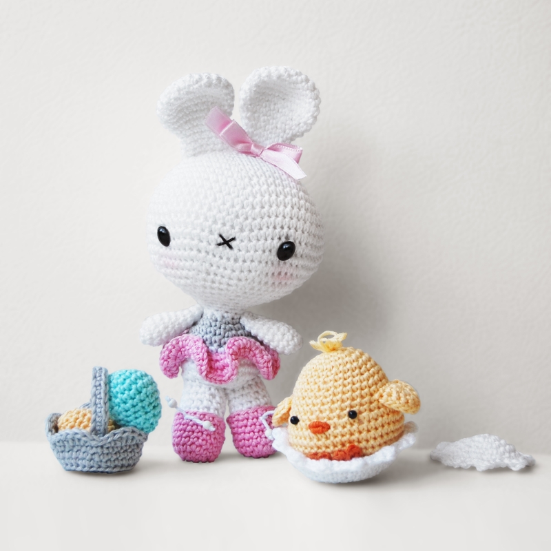 Easter Bunny anChick in an Eggshell amigurumi pattern - Amigurumi.com