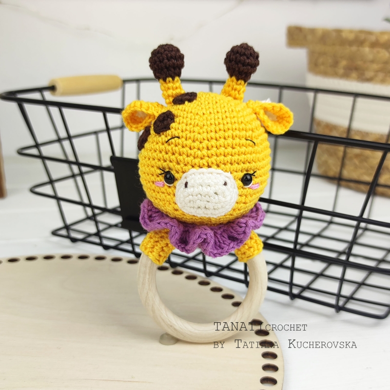Giraffe rattle in wooden ring amigurumi pattern - Amigurumi.com
