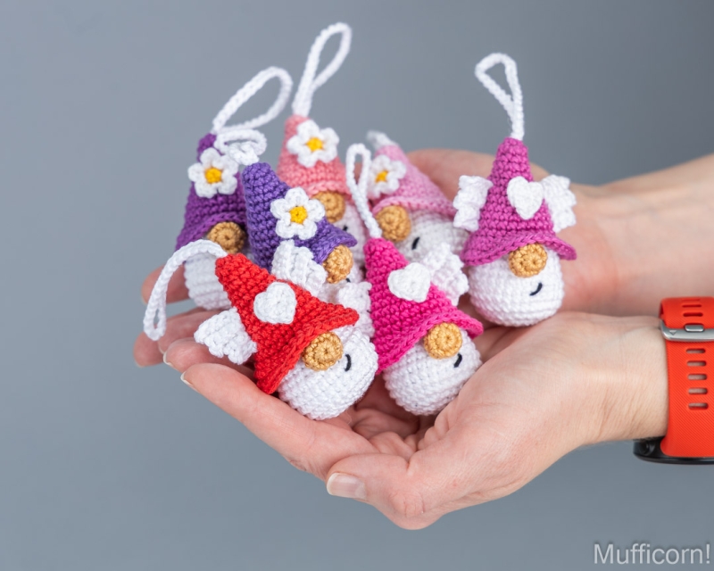 Small gnome Keychains amigurumi pattern - Amigurumi.com