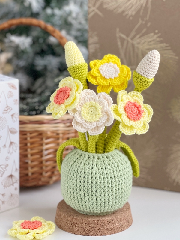 Crochet Spring Flowers in Vase amigurumi pattern - Amigurumi.com