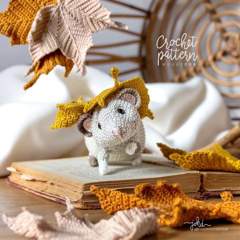 Zoe the mouse and the Maple Leaves amigurumi pattern - Amigurumi.com