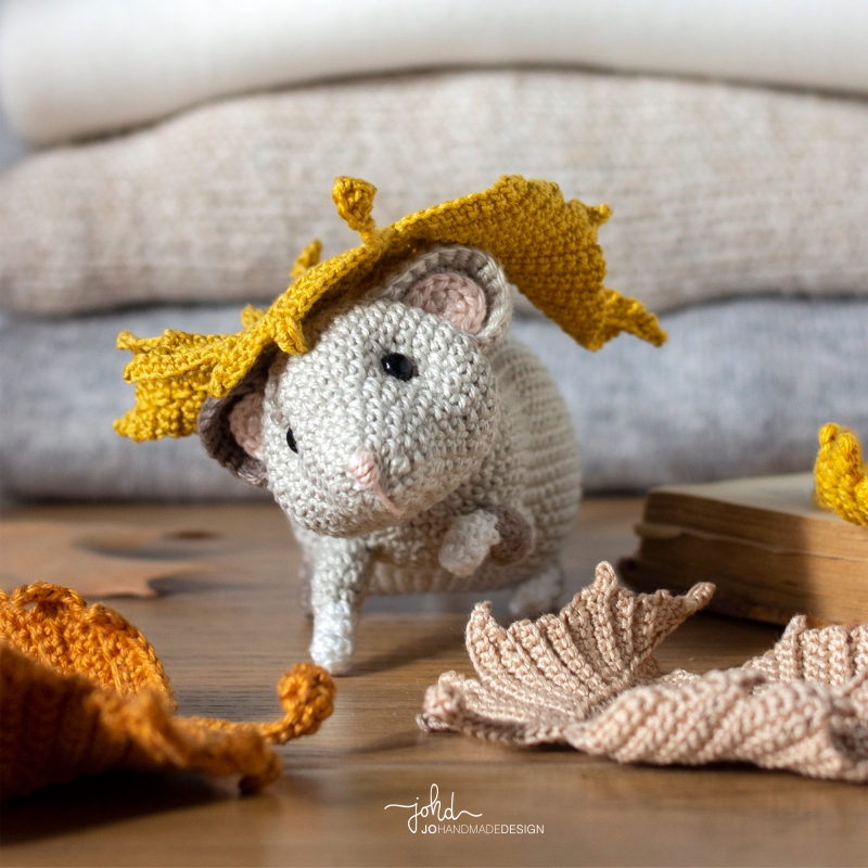 Zoe the mouse and the Maple Leaves amigurumi pattern - Amigurumi.com