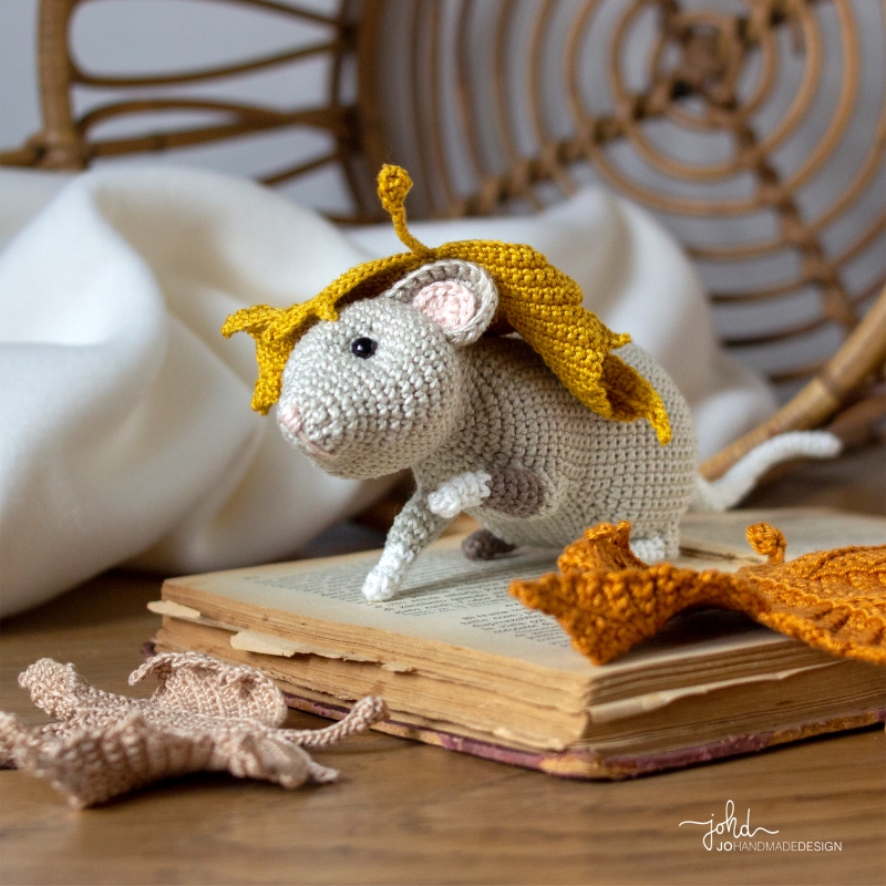 Zoe the mouse and the Maple Leaves amigurumi pattern - Amigurumi.com