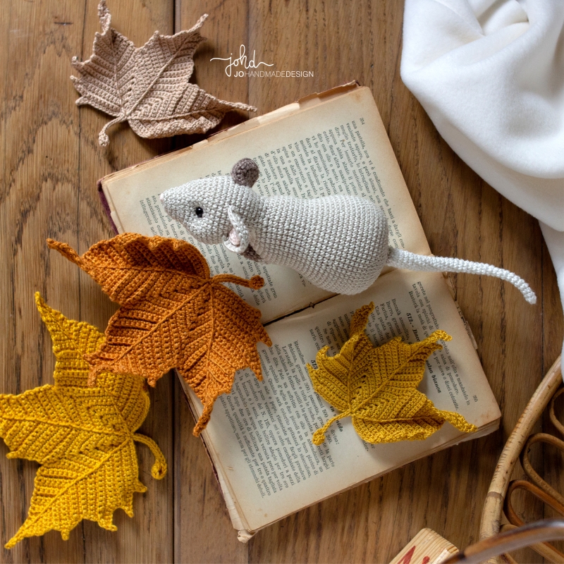 Zoe the mouse and the Maple Leaves amigurumi pattern - Amigurumi.com