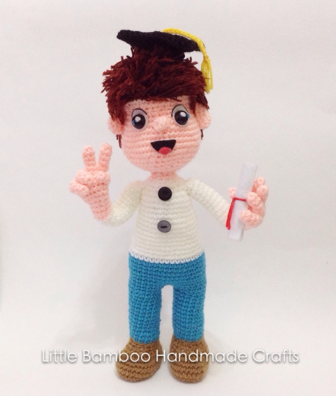 Graduation Doll amigurumi pattern - Amigurumi.com