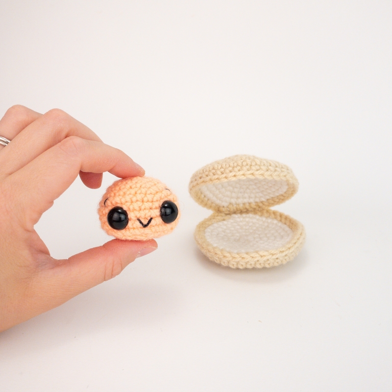 Cleo the Clam - Free amigurumi pattern