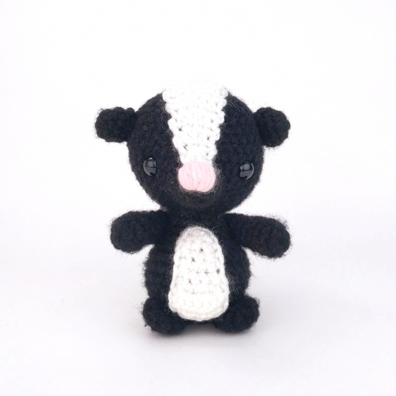Sebastian the Skunk amigurumi pattern - Amigurumi.com